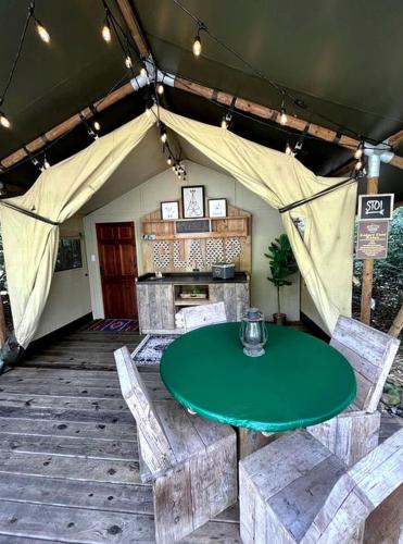 Lovely Safari Tents Perfect For A Family Of Four In Gatlinburg, Tennesse - Tennessee