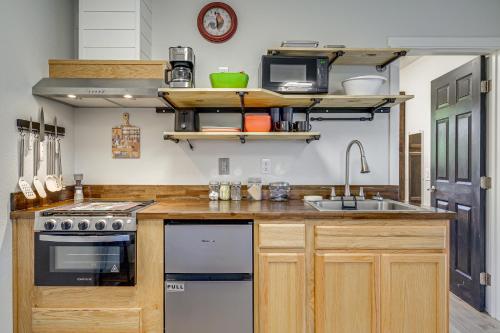 Cozy Quaint Cottage: Park-like Setting - Everett, WA