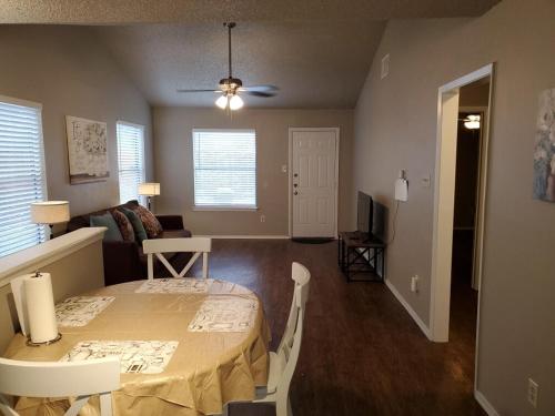 Alderbrok Place 2 Br 1ba Fencedyard Pet Stays Free - Austin’s, Pflugerville