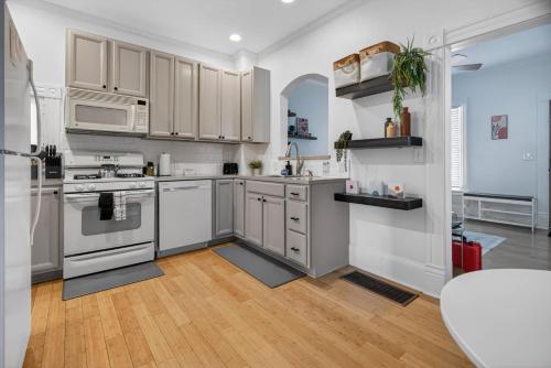Charming Downtown Cottage Patio & Cozy Stay - Colorado Springs, CO