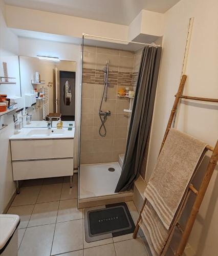For 2 People, Made By A French Designer - Saint-Ouen