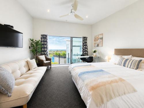 Carters By The Sea - Balcony Ocean Views - Westport, New Zealand