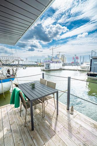 At Sea Houseboat With Rooftop In The Heart Of Gothenburg By Beyond Stay - Göteborg