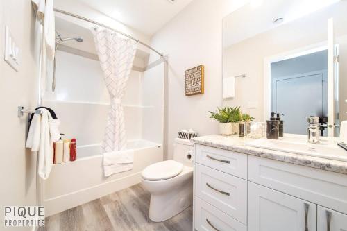 New, Mountain Chic Suite, Whyte Avenue, Netflix, Wifi, Sleeps 6 - Alberta