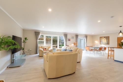 Comfortable 3-bedroom Home In East Tamaki Heights - Waiheke Island