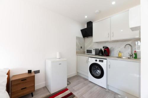 Bright & Modern Studio Near London Ev Charger - 엡솜