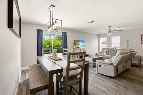 Naples House With Full Kitchen & Patio - Perfect For Families - Naples, FL
