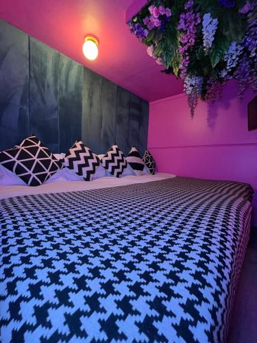 Manchester's Only Private Party Suite For 12 With Makeup Room - Manchester
