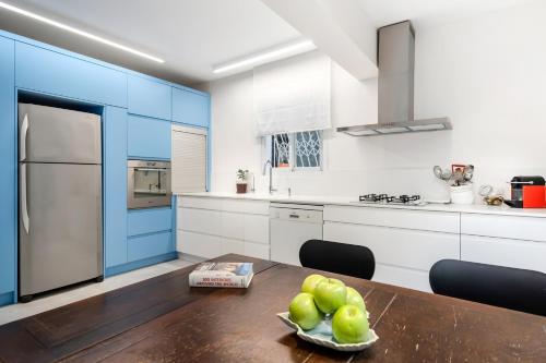 2 Bedroom With Garden & Free Parking - By Vacay - Tel Aviv-Yafo
