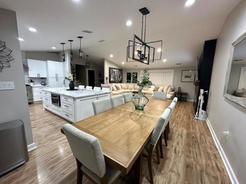Casa De Coco Retreat 6br With Pool, + 2 Kitchens - Fredericksburg, VA