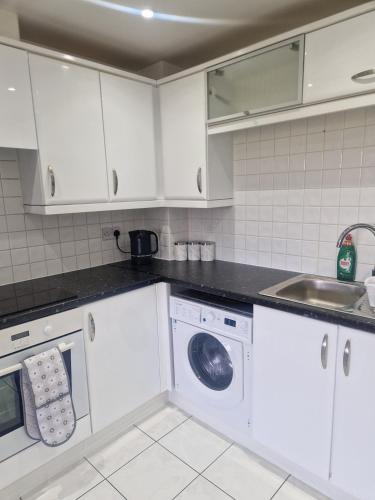 2 Bedroom Flat Near Heathrow & Windsor Free Parking - Slough
