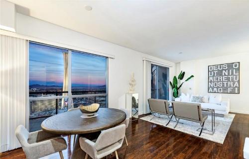 One Bedroom High Rise Residence With City Views - North Las Vegas, NV