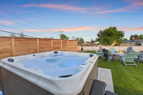 The Denver Retreat- Game Room & Hot Tub & Family - Westminster, CO
