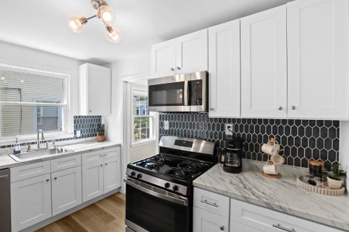 Stylish 3 Bedroom Metro Detroit Gem, Renovated With Game Room - Detroit Zoo, Royal Oak