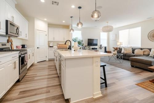 Renovated 4br Home Near The Blvd & Av Hospital - Lancaster, CA