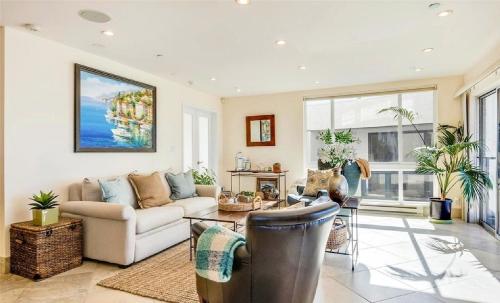 One Bedroom Oceanfront Residence With Panoramic Views - Redondo Beach, CA