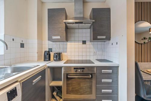 Opk Stays - Cozy 2-bed 2 Bath City Centre Flat, Free Parking, Sleeps 4, Near Pool Meadow Coach Stati - Coventry