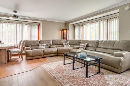 Family-friendly Home W/ Yard In Farmington Hills! - Livonia, MI