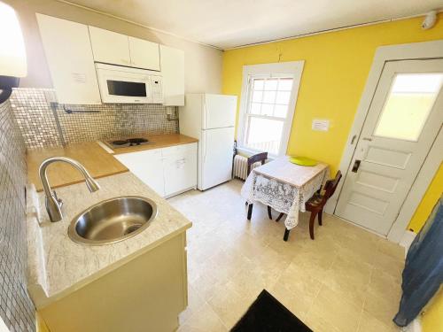 Prime And Precious Location The Red House Room2 - Charlottetown