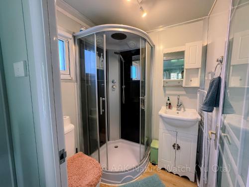 Aak Cabin - Standalone Riverfront Cabin - Malanda