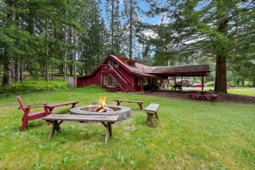 Front Lodge At Rainier Lodge, 1 Min Drive To Mt Rainier Entrance - Mount Rainier, WA