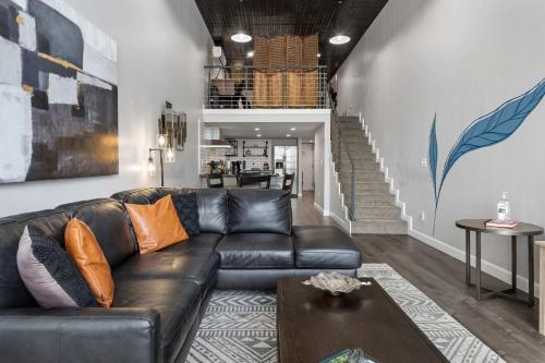 Industrial-chic Loft-king Bed & Natural Light - Wheat Ridge, CO