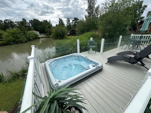 Luxury Lakeside Lodge L2 With Hot Tub Situated At Tattershall Lakes Country Park - Lincolnshire