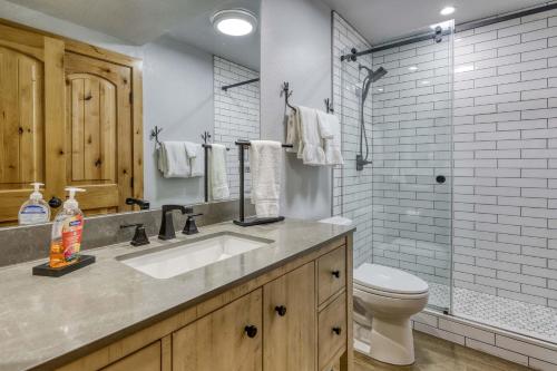 Creekside Comfort Meets Tahoe Adventure - Your Stylish Getaway In Kings Beach - Kings Beach, CA