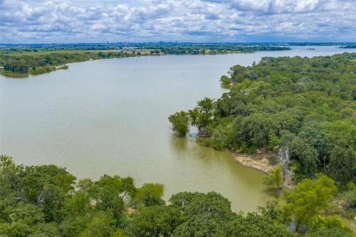 A Quiet Lakefront Retreat For Relaxed Getaways - Little Elm, TX