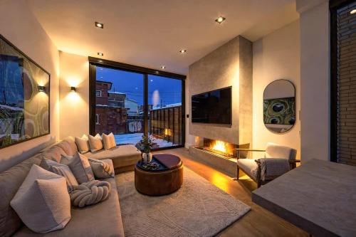 Luxury Toronto Home With Rooftop Terrace & Parking - Toronto