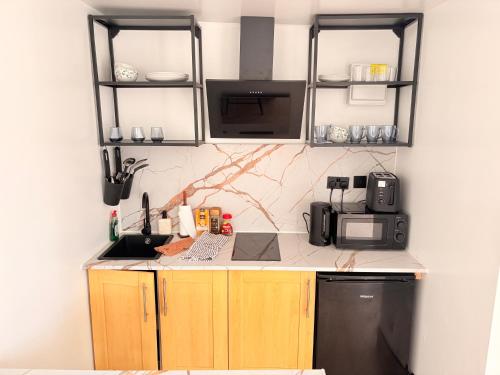 Garden Nest, Free Parking , Private Access , Wifi , 5 Mints Drive To Luton Airport , Train Station, - Bedfordshire