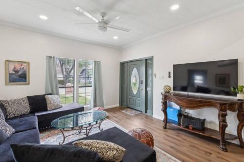 Charming, Cozy, Central & Convenient Home - Dallas, TX