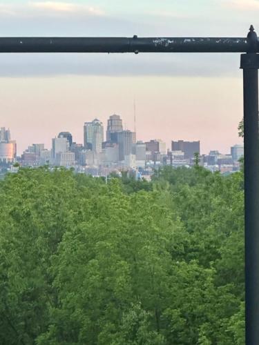 Kansas City Skyline Escape 2 Bedrooms & Private Deck - Kansas City, MO