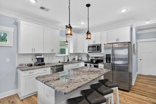 3 Bedroom Townhome, Steps To Beach, Sleeps 11, Pet Friendly - Carolina Beach, NC