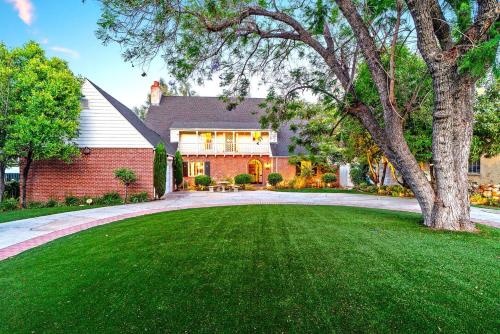 Stunning Rose Bowl Mansion 5 Minutes Walk! - Pasadena, CA