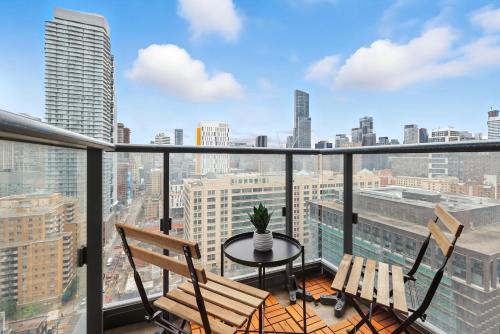Chic Downtown Studio Perfect Couple's Getaway - Richmond Station - Toronto