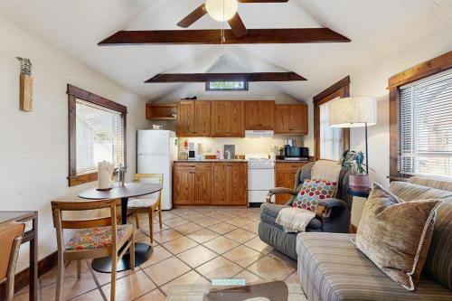 Main Street Wood Cottage - Brevard, NC