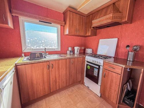 Spacious Caravan For Hire With Decking By The Beach In Suffolk Ref 40094nd - Lowestoft
