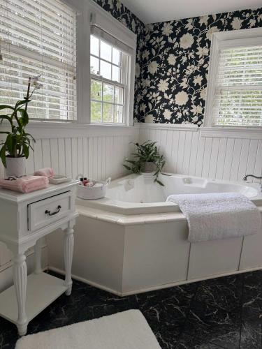Elizabeth's Room With Spa Tub Ann Street Inn - Beaufort, NC