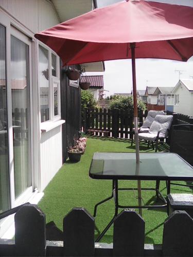 Yeolde 2 Bedroom Seashak Detached Cottage New Kitchen Bathroom Book Today Dont Miss Out Bring Your D - Bridlington