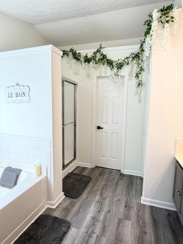 Cozy Modern Mediterranean Haven, 1 King 2 Queens - Duluth, GA
