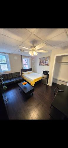 Hab Equipada Practica Funcional Con Tv De 80 En Downtown Paterson Cerca De Ny - Paterson, NJ
