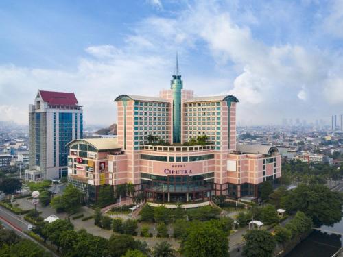 Istiqlal Mosque to Kota Tua Jakarta - 4 ways to travel via bus, taxi ...