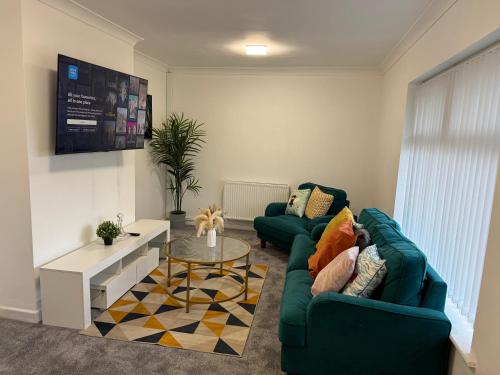 4 Bed Luxury House For Large Family & Contractors - Stoke-on-Trent