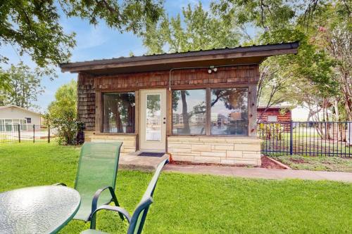 Classic Lakefront Cottage With Private Dock, Lovely Lake View, Backyard & Wifi - Kingsland, TX