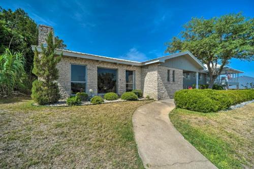 Snowbird-friendly House With Game Room, Full Kitchen, Balcony & W/d - Kerrville, TX