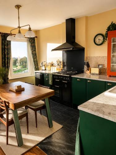 Stylish Top Floor Retreat With Stunning Solent Views - Portsmouth