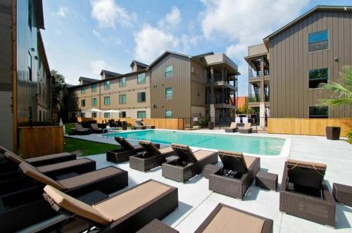 Boulevard Stays Prime Location Cozy Bed Pool And Free Parking - Austin, TX