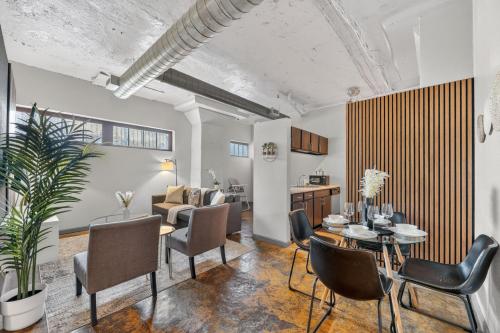 Modern River Market Loft Sleeps 6 Parking Wifi - Kansas City