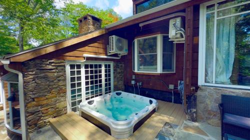 Cozy Riverfront Cottage - Pool, Hot Tub, 35 Min Nyc - Westchester County, NY